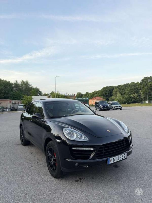 Melns Porsche Cayenne 2013 Klaipėda, ar dzinēja tilpumu 4.80 L un nobraukumu 195 tūkst. km par 13200 €, foto 1 vietnē AUTOMOTO.COM.LV