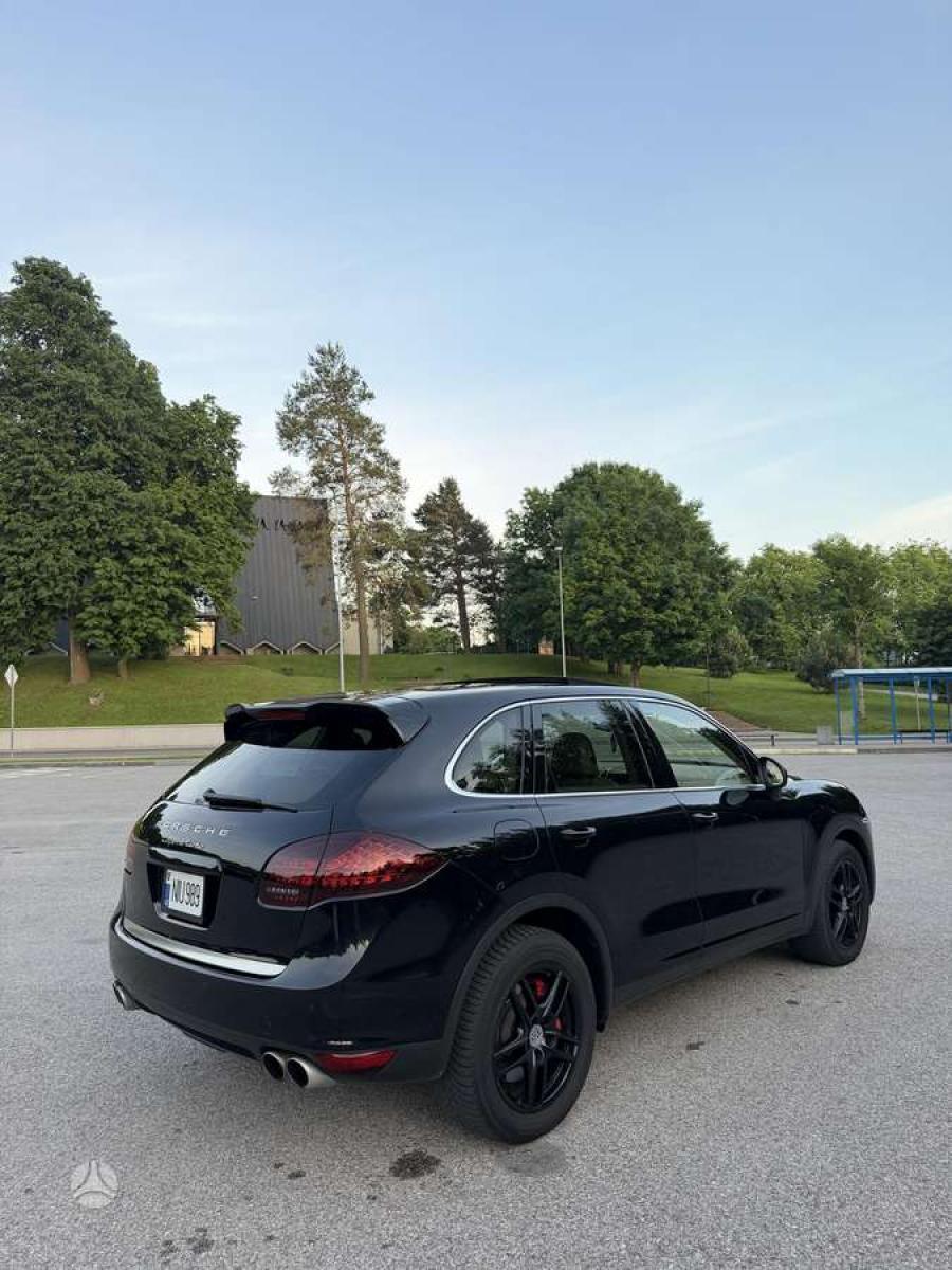 Black Porsche Cayenne 2013 in Klaipeda, with an engine capacity of 4.80 L and mileage of 195 thousand km for 13200 €, photo 8 on AUTOMOTO.COM.LV