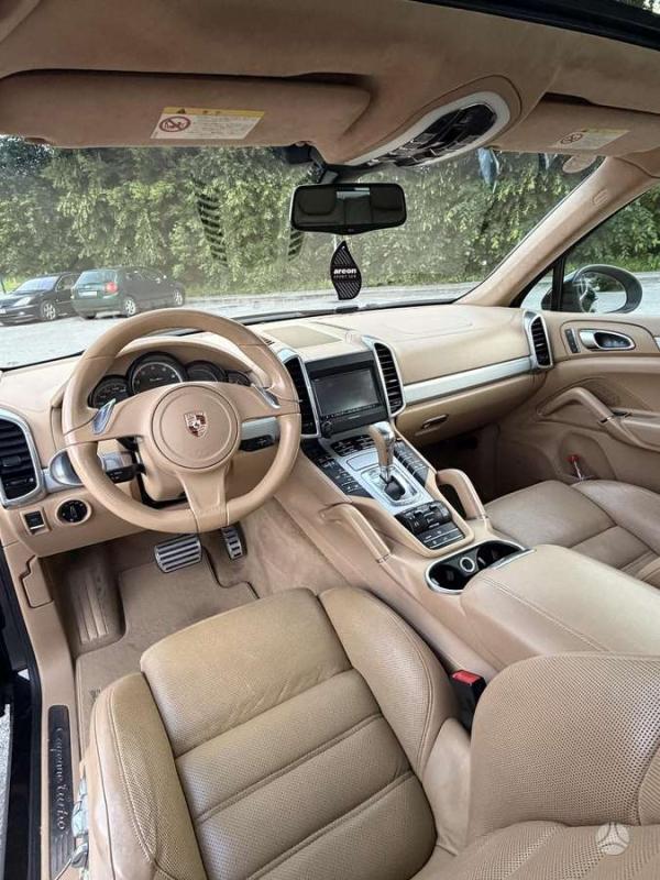 Melns Porsche Cayenne 2013 Klaipėda, ar dzinēja tilpumu 4.80 L un nobraukumu 195 tūkst. km par 13200 €, foto 8 vietnē AUTOMOTO.COM.LV