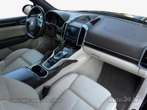 Black Porsche Cayenne 2012 in Riga, with an engine capacity of 4.80 L and mileage of 74 thousand km for 29990 €, photo 6 on AUTOMOTO.COM.LV