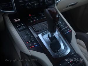 Black Porsche Cayenne 2012 in Riga, with an engine capacity of 4.80 L and mileage of 74 thousand km for 29990 €, photo 10 on AUTOMOTO.COM.LV