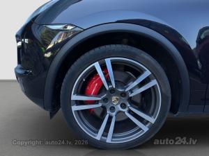 Black Porsche Cayenne 2012 in Riga, with an engine capacity of 4.80 L and mileage of 74 thousand km for 29990 €, photo 19 on AUTOMOTO.COM.LV