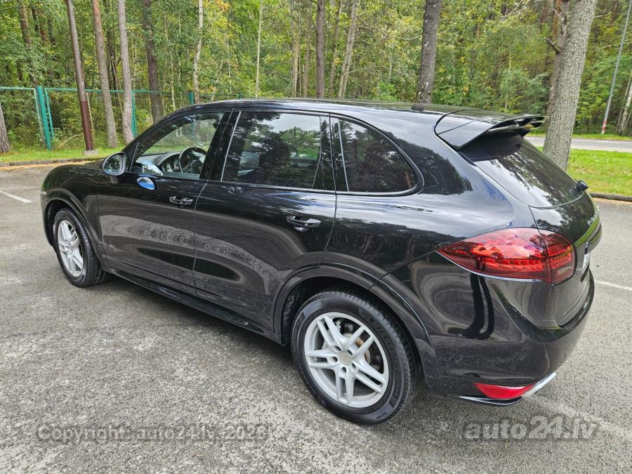 Melns Porsche Cayenne 2013 Tallina, ar dzinēja tilpumu 4.10 L un nobraukumu 252 tūkst. km par 25999 €, foto 8 vietnē AUTOMOTO.COM.LV