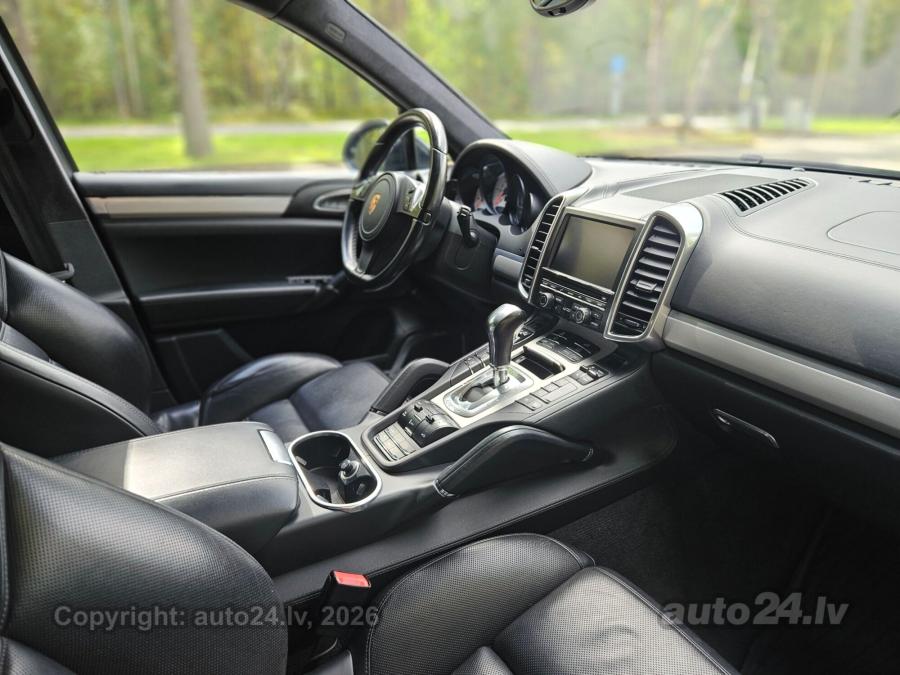Melns Porsche Cayenne 2013 Tallina, ar dzinēja tilpumu 4.10 L un nobraukumu 252 tūkst. km par 25999 €, foto 17 vietnē AUTOMOTO.COM.LV