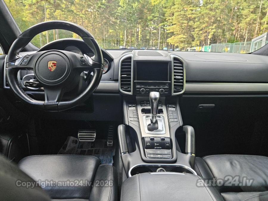 Melns Porsche Cayenne 2013 Tallina, ar dzinēja tilpumu 4.10 L un nobraukumu 252 tūkst. km par 25999 €, foto 18 vietnē AUTOMOTO.COM.LV