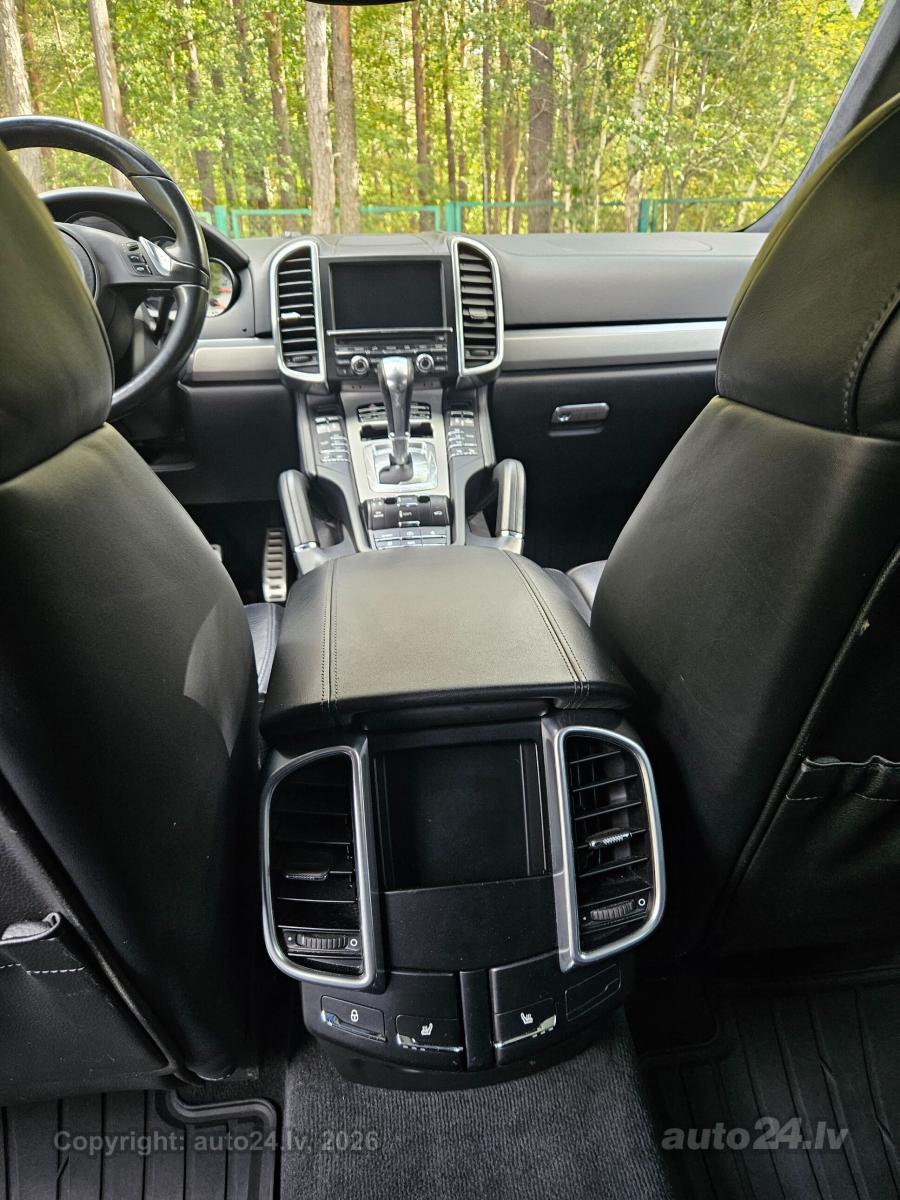 Melns Porsche Cayenne 2013 Tallina, ar dzinēja tilpumu 4.10 L un nobraukumu 252 tūkst. km par 25999 €, foto 19 vietnē AUTOMOTO.COM.LV