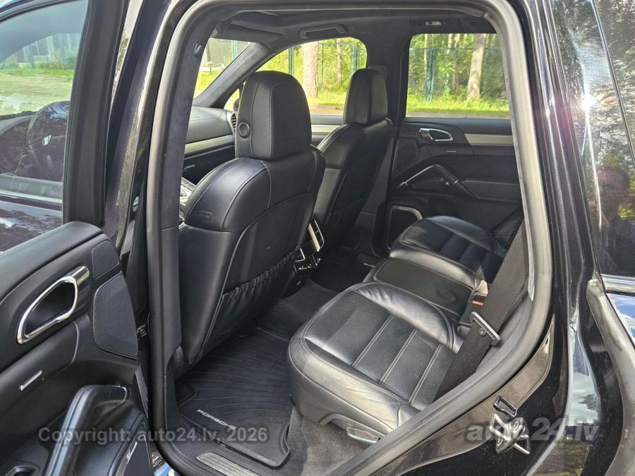 Melns Porsche Cayenne 2013 Tallina, ar dzinēja tilpumu 4.10 L un nobraukumu 252 tūkst. km par 25999 €, foto 20 vietnē AUTOMOTO.COM.LV