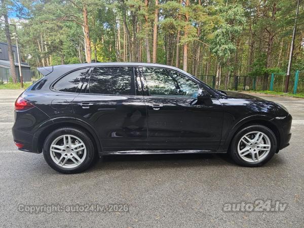 Porsche Cayenne 2013 in Tallinn on AUTOMOTO.COM.LV Black Porsche Cayenne 2013 in Tallinn, with an engine capacity of 4.10 L and mileage of 252 thousand km for 25999 €, photo 5 on AUTOMOTO.COM.LV