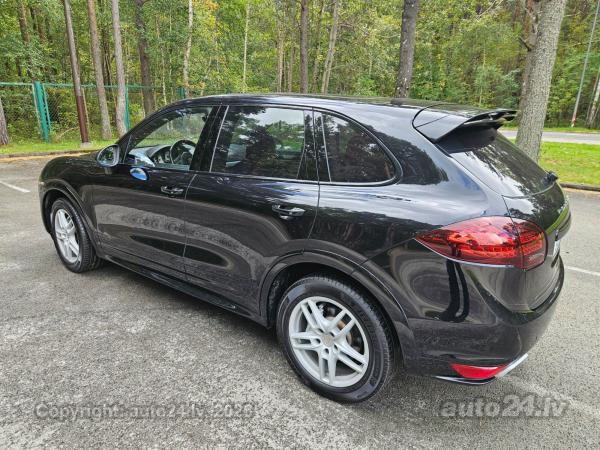 Porsche Cayenne 2013 in Tallinn on AUTOMOTO.COM.LV Black Porsche Cayenne 2013 in Tallinn, with an engine capacity of 4.10 L and mileage of 252 thousand km for 25999 €, photo 8 on AUTOMOTO.COM.LV