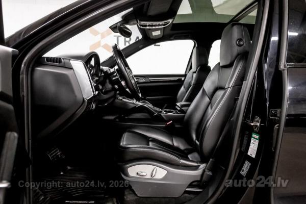 Black Porsche Cayenne 2014 in Parnu, with an engine capacity of 3.00 L and mileage of 267 thousand km for 20990 €, photo 11 on AUTOMOTO.COM.LV
