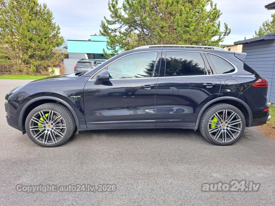 Black Porsche Cayenne 2015 in Tallinn, with an engine capacity of 3.00 L and mileage of 337 thousand km for 19990 €, photo 5 on AUTOMOTO.COM.LV