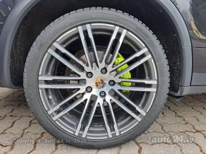 Black Porsche Cayenne 2015 in Tallinn, with an engine capacity of 3.00 L and mileage of 337 thousand km for 19990 €, photo 9 on AUTOMOTO.COM.LV