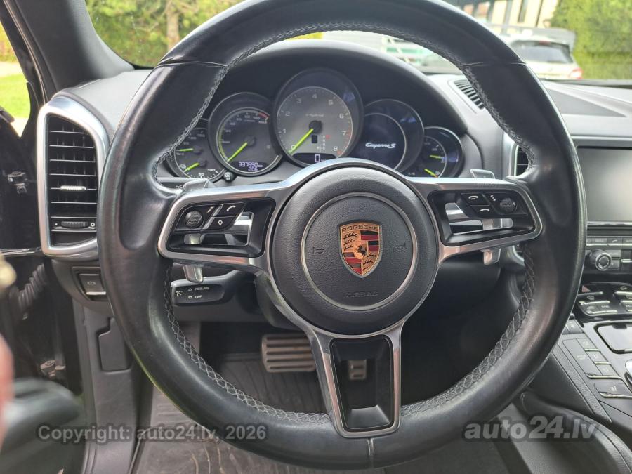 Black Porsche Cayenne 2015 in Tallinn, with an engine capacity of 3.00 L and mileage of 337 thousand km for 19990 €, photo 11 on AUTOMOTO.COM.LV