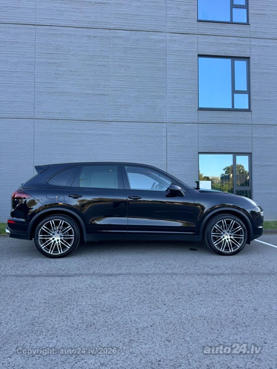 Melns Porsche Cayenne 2015 Tallina, ar dzinēja tilpumu 3.00 L un nobraukumu 229 tūkst. km par 24999 €, foto 3 vietnē AUTOMOTO.COM.LV