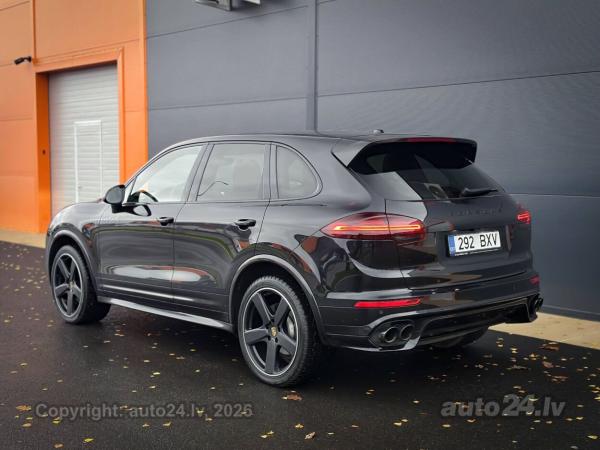 Melns Porsche Cayenne 2017 Kuresāre, ar dzinēja tilpumu 3.00 L un nobraukumu 183 tūkst. km par 28500 €, foto 4 vietnē AUTOMOTO.COM.LV