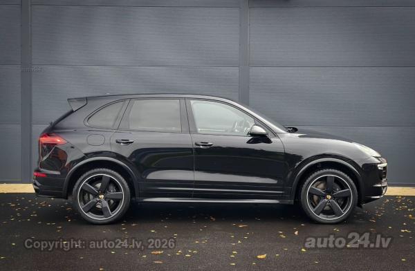 Melns Porsche Cayenne 2017 Kuresāre, ar dzinēja tilpumu 3.00 L un nobraukumu 183 tūkst. km par 28500 €, foto 6 vietnē AUTOMOTO.COM.LV