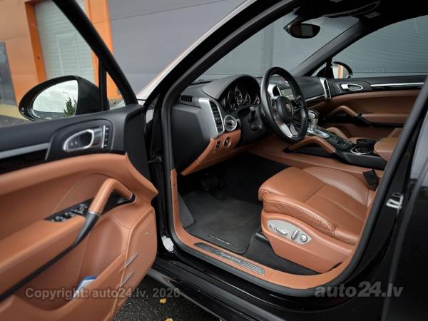 Melns Porsche Cayenne 2017 Kuresāre, ar dzinēja tilpumu 3.00 L un nobraukumu 183 tūkst. km par 28500 €, foto 11 vietnē AUTOMOTO.COM.LV
