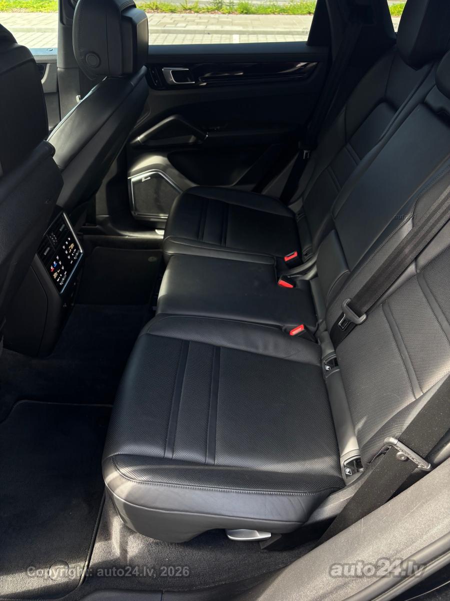 Black Porsche Cayenne 2018 in Tallinn, with an engine capacity of 2.90 L and mileage of 148 thousand km for 45900 €, photo 12 on AUTOMOTO.COM.LV