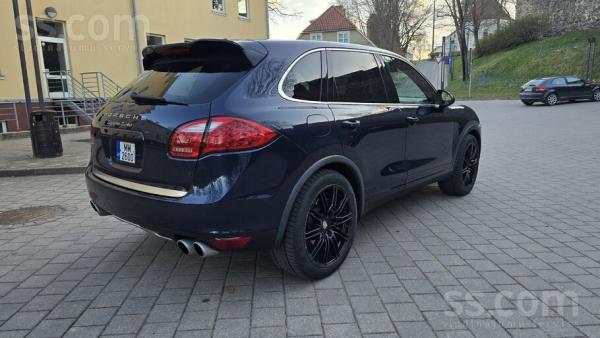 Blue Porsche Cayenne 2012 in Valmiera, with an engine capacity of 4.80 L and mileage of 0 thousand km for 16399 €, photo 3 on AUTOMOTO.COM.LV