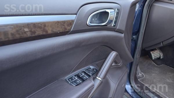 Blue Porsche Cayenne 2012 in Valmiera, with an engine capacity of 4.80 L and mileage of 0 thousand km for 16399 €, photo 6 on AUTOMOTO.COM.LV