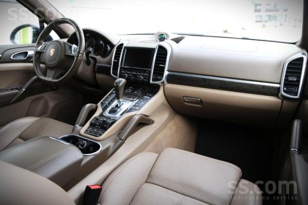 Blue Porsche Cayenne 2011 in Riga, with an engine capacity of 3.60 L and mileage of 191 thousand km for 13995 €, photo 10 on AUTOMOTO.COM.LV