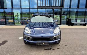 Blue Porsche Cayenne 2012 in Vilnius, with an engine capacity of 3.60 L and mileage of 280 thousand km for 9199 €, photo 3 on AUTOMOTO.COM.LV