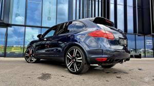 Blue Porsche Cayenne 2012 in Vilnius, with an engine capacity of 3.60 L and mileage of 280 thousand km for 9199 €, photo 8 on AUTOMOTO.COM.LV