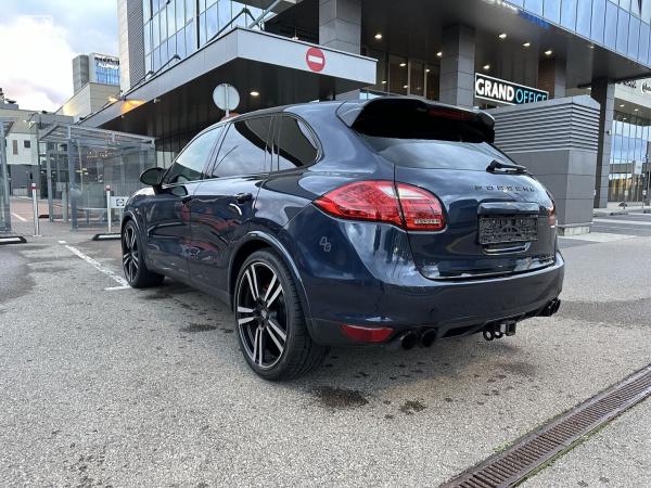 Blue Porsche Cayenne 2012 in Vilnius, with an engine capacity of 3.60 L and mileage of 300 thousand km for 8099 €, photo 10 on AUTOMOTO.COM.LV