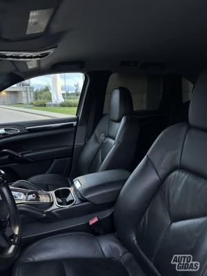 Blue Porsche Cayenne 2012 in Vilnius, with an engine capacity of 3.60 L and mileage of 300 thousand km for 8099 €, photo 13 on AUTOMOTO.COM.LV