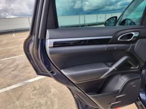 Zils Porsche Cayenne 2013 Šauļi, ar dzinēja tilpumu 4.13 L un nobraukumu 354 tūkst. km par 13900 €, foto 17 vietnē AUTOMOTO.COM.LV