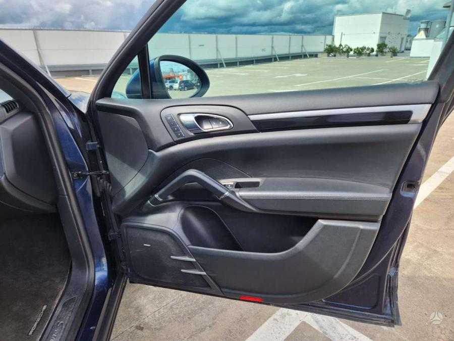 Zils Porsche Cayenne 2013 Šauļi, ar dzinēja tilpumu 4.13 L un nobraukumu 354 tūkst. km par 13900 €, foto 19 vietnē AUTOMOTO.COM.LV