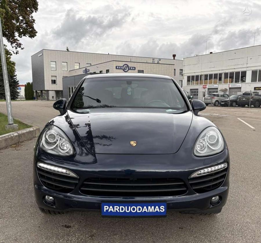 Blue Porsche Cayenne 2013 in Panevezys, with an engine capacity of 4.13 L and mileage of 335 thousand km for 16300 €, photo 3 on AUTOMOTO.COM.LV