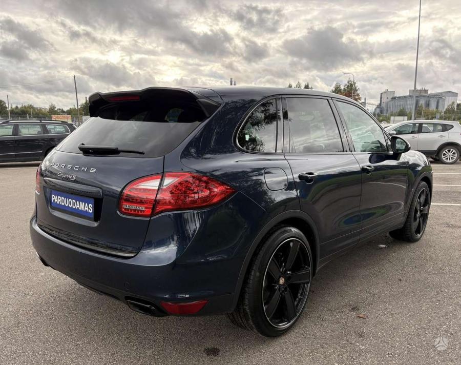 Blue Porsche Cayenne 2013 in Panevezys, with an engine capacity of 4.13 L and mileage of 335 thousand km for 16300 €, photo 5 on AUTOMOTO.COM.LV