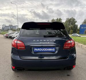 Blue Porsche Cayenne 2013 in Panevezys, with an engine capacity of 4.13 L and mileage of 335 thousand km for 16300 €, photo 6 on AUTOMOTO.COM.LV