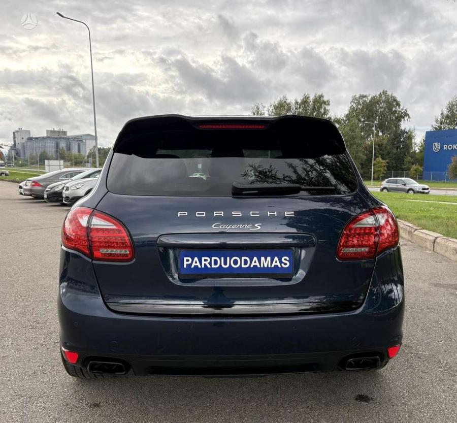 Blue Porsche Cayenne 2013 in Panevezys, with an engine capacity of 4.13 L and mileage of 335 thousand km for 16300 €, photo 6 on AUTOMOTO.COM.LV