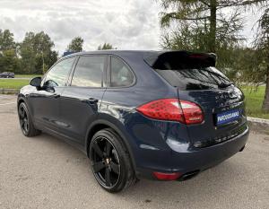 Blue Porsche Cayenne 2013 in Panevezys, with an engine capacity of 4.13 L and mileage of 335 thousand km for 16300 €, photo 7 on AUTOMOTO.COM.LV