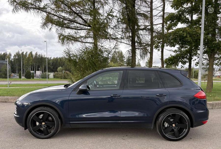 Blue Porsche Cayenne 2013 in Panevezys, with an engine capacity of 4.13 L and mileage of 335 thousand km for 16300 €, photo 8 on AUTOMOTO.COM.LV