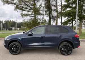 Blue Porsche Cayenne 2013 in Panevezys, with an engine capacity of 4.13 L and mileage of 335 thousand km for 16300 €, photo 9 on AUTOMOTO.COM.LV