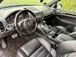 Blue Porsche Cayenne 2013 in Panevezys, with an engine capacity of 4.13 L and mileage of 335 thousand km for 16300 €, photo 13 on AUTOMOTO.COM.LV
