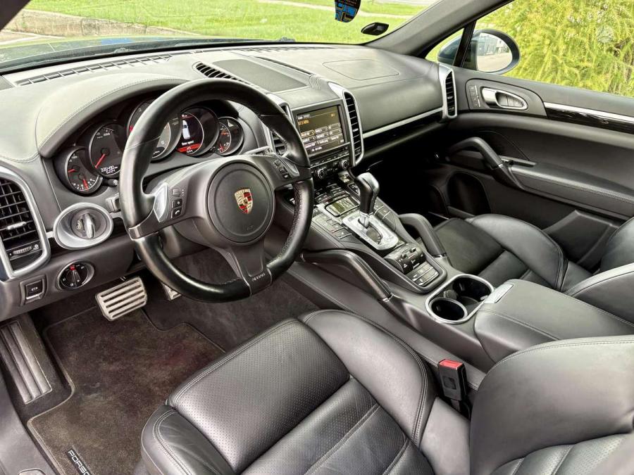 Blue Porsche Cayenne 2013 in Panevezys, with an engine capacity of 4.13 L and mileage of 335 thousand km for 16300 €, photo 13 on AUTOMOTO.COM.LV