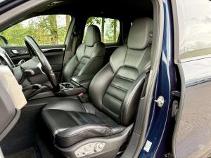 Blue Porsche Cayenne 2013 in Panevezys, with an engine capacity of 4.13 L and mileage of 335 thousand km for 16300 €, photo 14 on AUTOMOTO.COM.LV