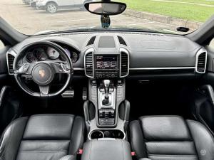 Blue Porsche Cayenne 2013 in Panevezys, with an engine capacity of 4.13 L and mileage of 335 thousand km for 16300 €, photo 16 on AUTOMOTO.COM.LV
