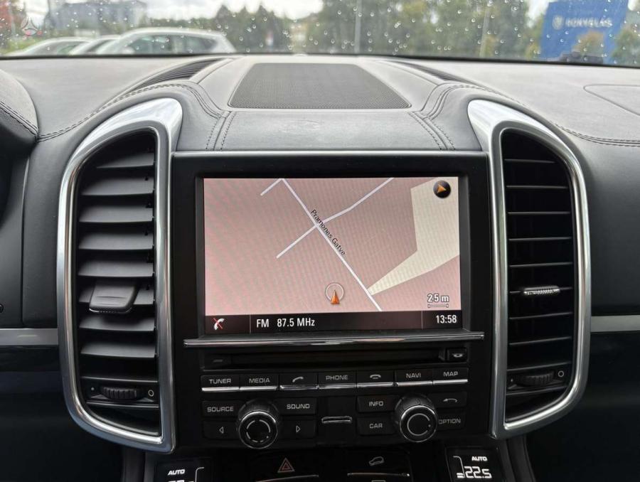 Blue Porsche Cayenne 2013 in Panevezys, with an engine capacity of 4.13 L and mileage of 335 thousand km for 16300 €, photo 19 on AUTOMOTO.COM.LV