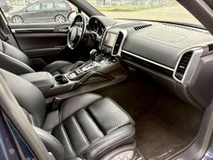 Blue Porsche Cayenne 2013 in Panevezys, with an engine capacity of 4.13 L and mileage of 335 thousand km for 16300 €, photo 21 on AUTOMOTO.COM.LV