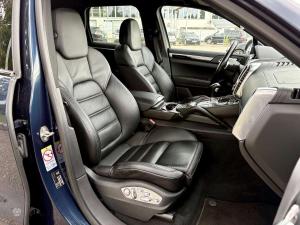 Blue Porsche Cayenne 2013 in Panevezys, with an engine capacity of 4.13 L and mileage of 335 thousand km for 16300 €, photo 22 on AUTOMOTO.COM.LV
