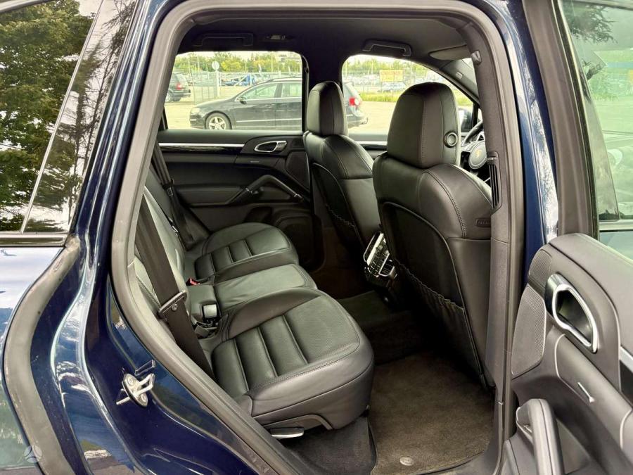Blue Porsche Cayenne 2013 in Panevezys, with an engine capacity of 4.13 L and mileage of 335 thousand km for 16300 €, photo 23 on AUTOMOTO.COM.LV
