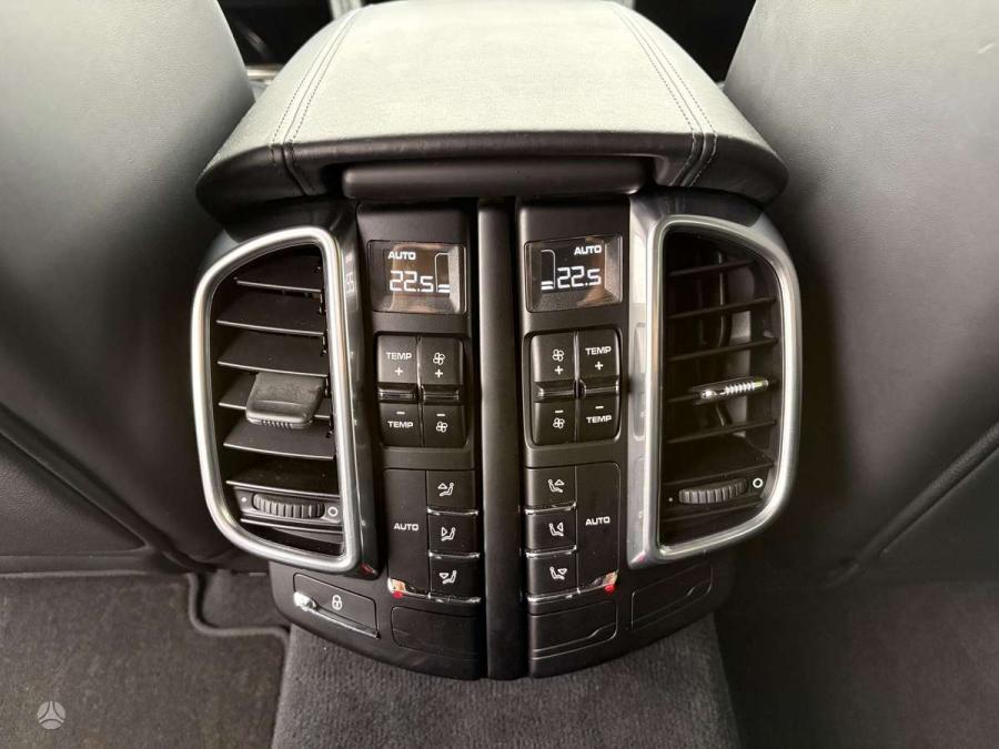 Blue Porsche Cayenne 2013 in Panevezys, with an engine capacity of 4.13 L and mileage of 335 thousand km for 16300 €, photo 24 on AUTOMOTO.COM.LV