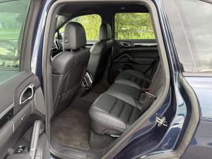 Blue Porsche Cayenne 2013 in Panevezys, with an engine capacity of 4.13 L and mileage of 335 thousand km for 16300 €, photo 25 on AUTOMOTO.COM.LV