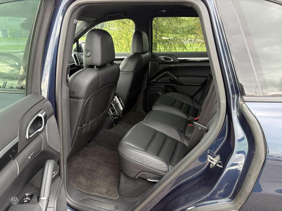 Blue Porsche Cayenne 2013 in Panevezys, with an engine capacity of 4.13 L and mileage of 335 thousand km for 16300 €, photo 25 on AUTOMOTO.COM.LV