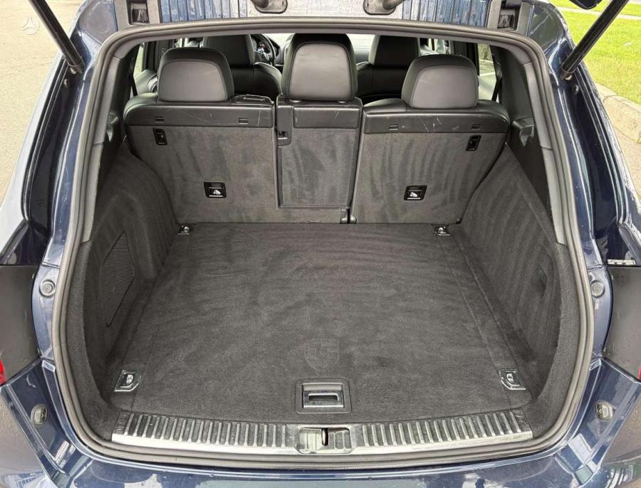 Blue Porsche Cayenne 2013 in Panevezys, with an engine capacity of 4.13 L and mileage of 335 thousand km for 16300 €, photo 27 on AUTOMOTO.COM.LV